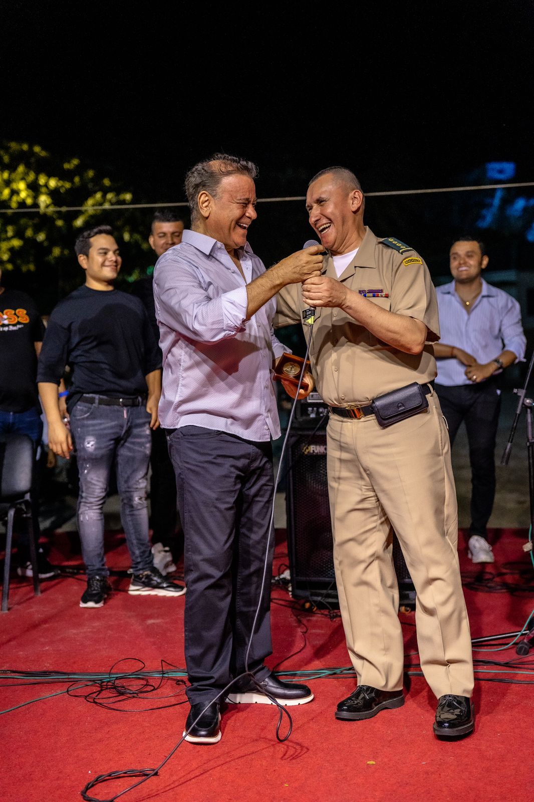 Ejército Nacional entrega distinción al cantante Iván Villazón en Santa ...